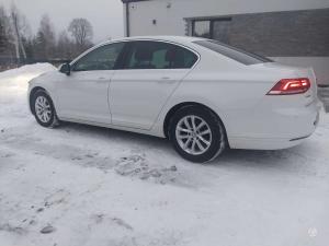 White Volkswagen Passat 2018 in Vilnius, with an engine capacity of 2.00 L and mileage of 139 thousand km for 14500 €, photo 5 on AUTOMOTO.COM.LV