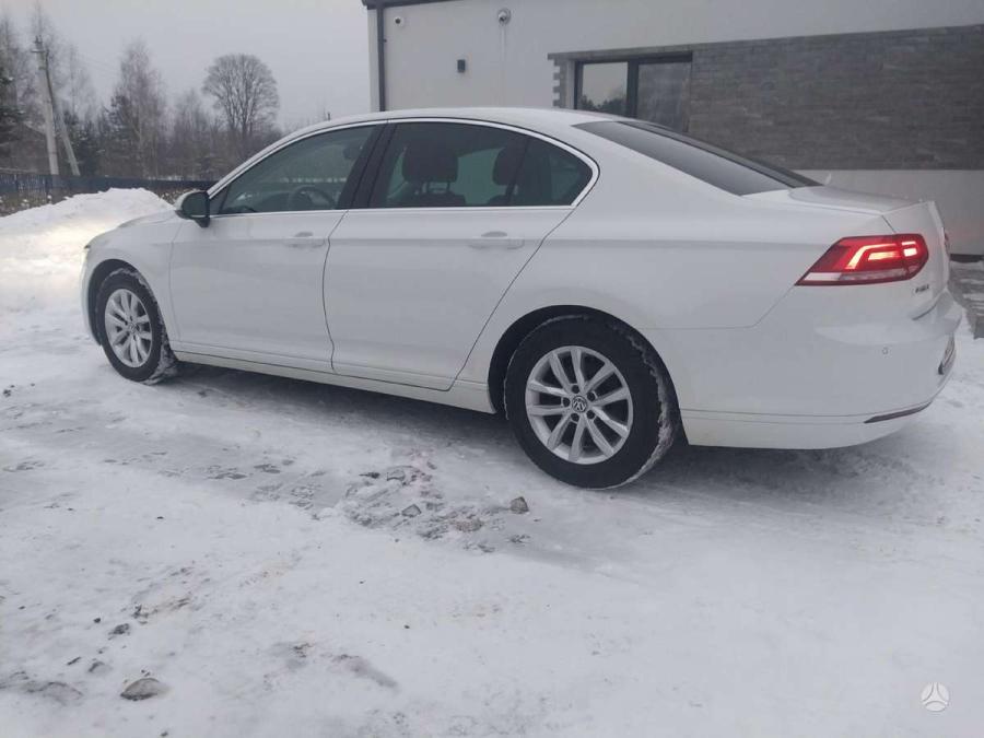 White Volkswagen Passat 2018 in Vilnius, with an engine capacity of 2.00 L and mileage of 139 thousand km for 14500 €, photo 5 on AUTOMOTO.COM.LV