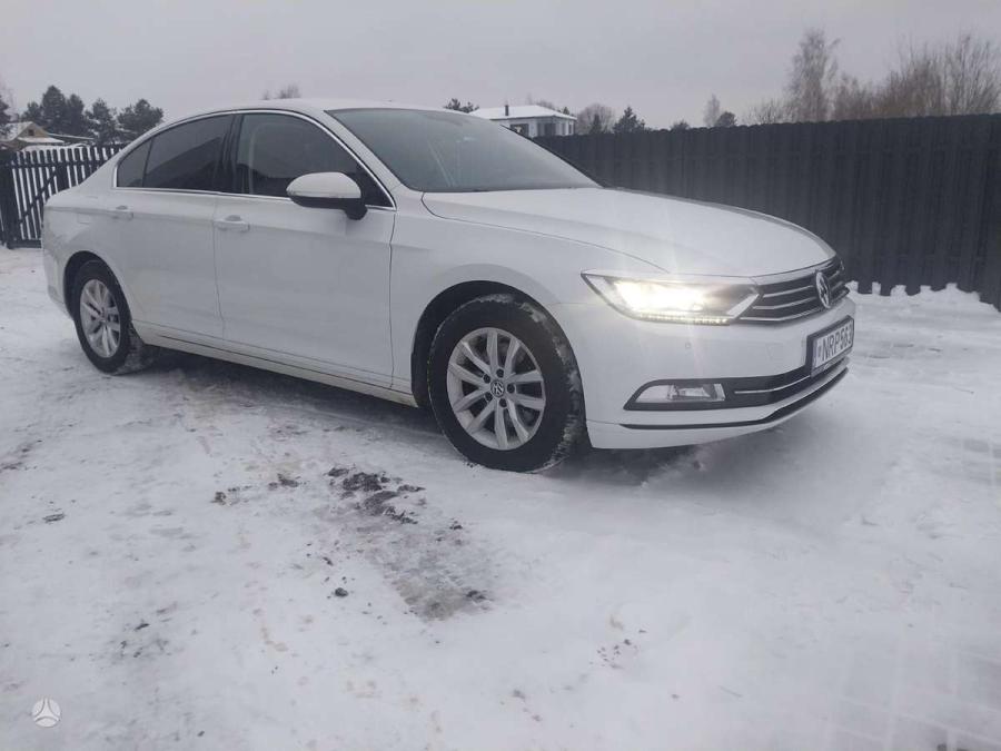 White Volkswagen Passat 2018 in Vilnius, with an engine capacity of 2.00 L and mileage of 139 thousand km for 14500 €, photo 6 on AUTOMOTO.COM.LV