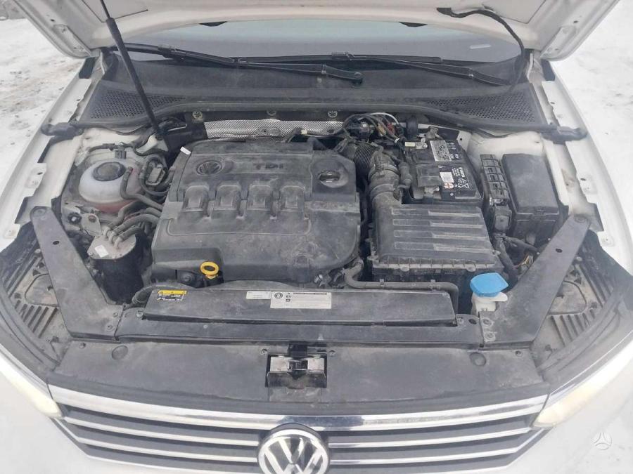 White Volkswagen Passat 2018 in Vilnius, with an engine capacity of 2.00 L and mileage of 139 thousand km for 14500 €, photo 7 on AUTOMOTO.COM.LV