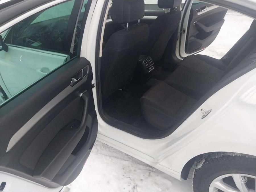 White Volkswagen Passat 2018 in Vilnius, with an engine capacity of 2.00 L and mileage of 139 thousand km for 14500 €, photo 10 on AUTOMOTO.COM.LV