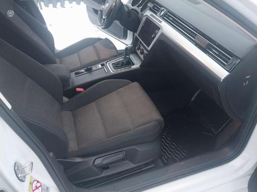 White Volkswagen Passat 2018 in Vilnius, with an engine capacity of 2.00 L and mileage of 139 thousand km for 14500 €, photo 12 on AUTOMOTO.COM.LV
