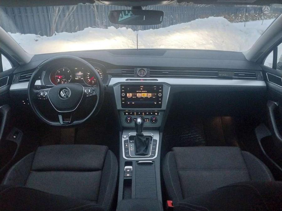 White Volkswagen Passat 2018 in Vilnius, with an engine capacity of 2.00 L and mileage of 139 thousand km for 14500 €, photo 14 on AUTOMOTO.COM.LV