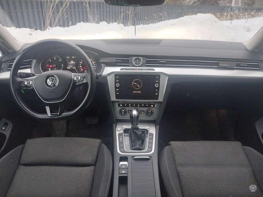 White Volkswagen Passat 2018 in Vilnius, with an engine capacity of 2.00 L and mileage of 139 thousand km for 14500 €, photo 17 on AUTOMOTO.COM.LV