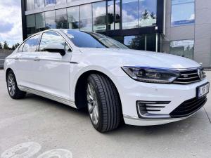 White Volkswagen Passat 2018 in Vilnius, with an engine capacity of 1.40 L and mileage of 311 thousand km for 10400 €, photo  on AUTOMOTO.COM.LV