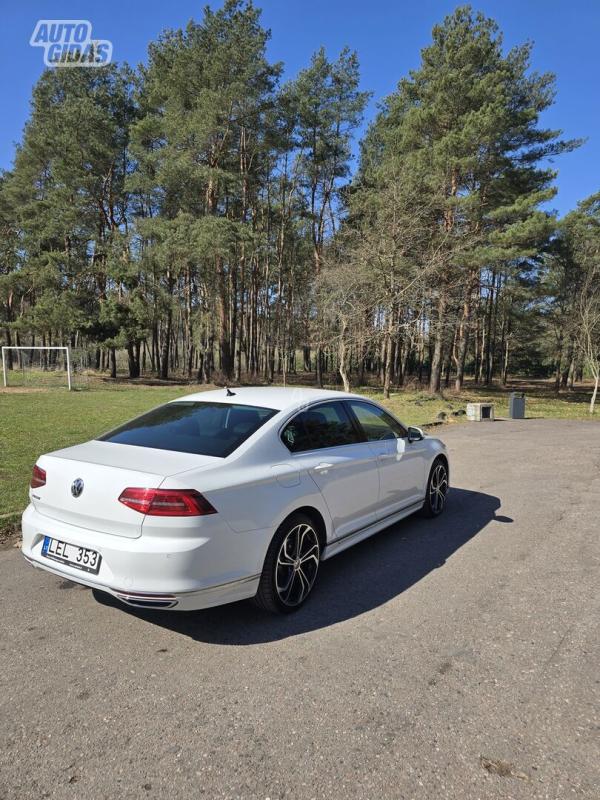 White Volkswagen Passat 2019 in Kaunas, with an engine capacity of 1.40 L and mileage of 98 thousand km for 18000 €, photo 5 on AUTOMOTO.COM.LV