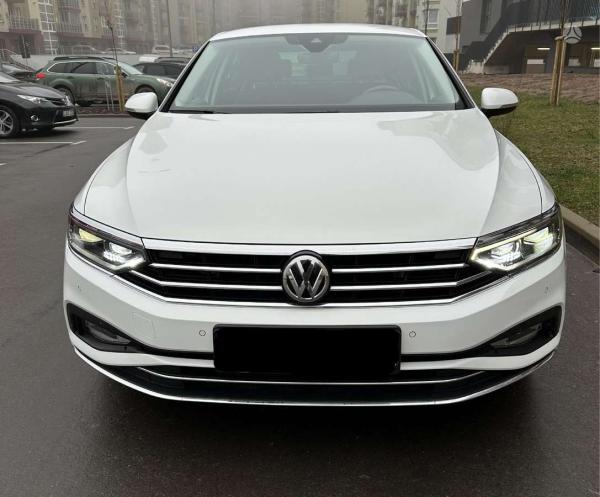 White Volkswagen Passat 2020 in Vilnius, with an engine capacity of 1.98 L and mileage of 98 thousand km for 20000 €, photo 3 on AUTOMOTO.COM.LV