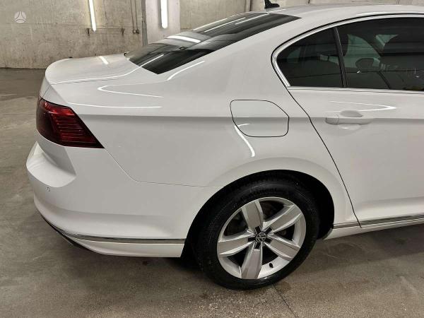 White Volkswagen Passat 2020 in Vilnius, with an engine capacity of 1.98 L and mileage of 98 thousand km for 20000 €, photo 4 on AUTOMOTO.COM.LV