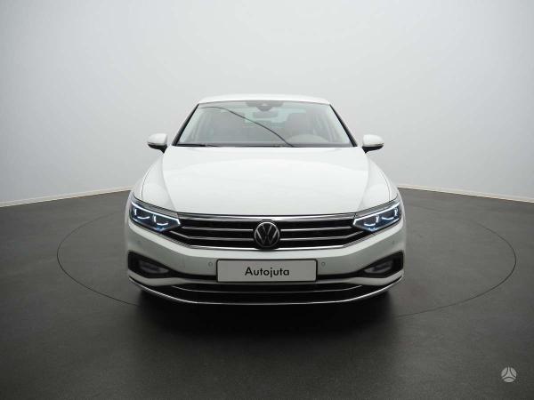 White Volkswagen Passat 2020 in Vilnius, with an engine capacity of 1.50 L and mileage of 88 thousand km for 18800 €, photo 2 on AUTOMOTO.COM.LV