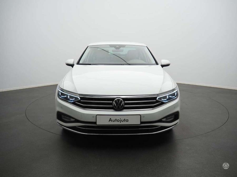 White Volkswagen Passat 2020 in Vilnius, with an engine capacity of 1.50 L and mileage of 88 thousand km for 18800 €, photo 2 on AUTOMOTO.COM.LV