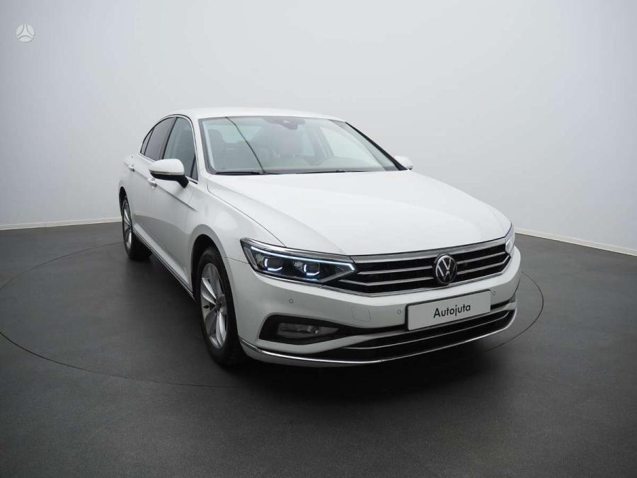 White Volkswagen Passat 2020 in Vilnius, with an engine capacity of 1.50 L and mileage of 88 thousand km for 18800 €, photo 3 on AUTOMOTO.COM.LV