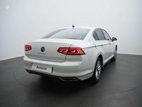 White Volkswagen Passat 2020 in Vilnius, with an engine capacity of 1.50 L and mileage of 88 thousand km for 18800 €, photo 4 on AUTOMOTO.COM.LV