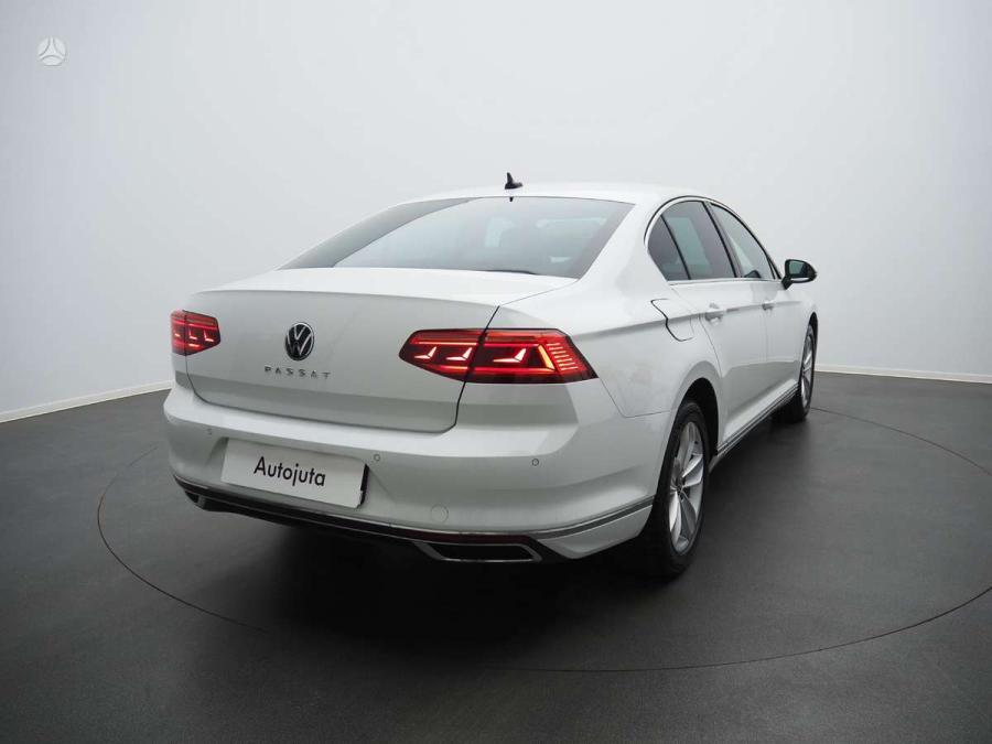 White Volkswagen Passat 2020 in Vilnius, with an engine capacity of 1.50 L and mileage of 88 thousand km for 18800 €, photo 4 on AUTOMOTO.COM.LV