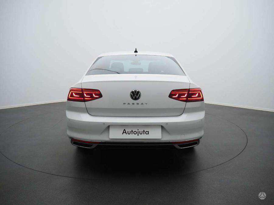 White Volkswagen Passat 2020 in Vilnius, with an engine capacity of 1.50 L and mileage of 88 thousand km for 18800 €, photo 5 on AUTOMOTO.COM.LV