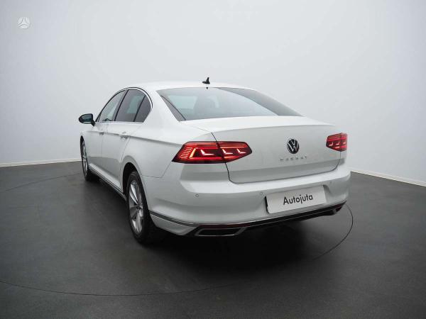White Volkswagen Passat 2020 in Vilnius, with an engine capacity of 1.50 L and mileage of 88 thousand km for 18800 €, photo 6 on AUTOMOTO.COM.LV