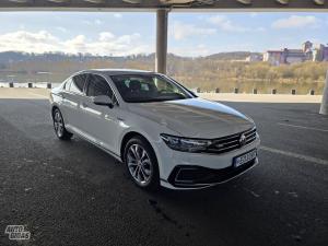 White Volkswagen Passat 2020 in Kaunas, with an engine capacity of 1.40 L and mileage of 62 thousand km for 21750 €, photo  on AUTOMOTO.COM.LV