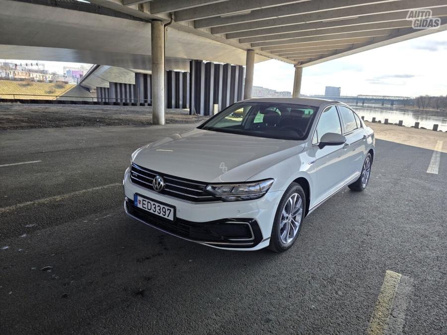 White Volkswagen Passat 2020 in Kaunas, with an engine capacity of 1.40 L and mileage of 62 thousand km for 21750 €, photo 2 on AUTOMOTO.COM.LV