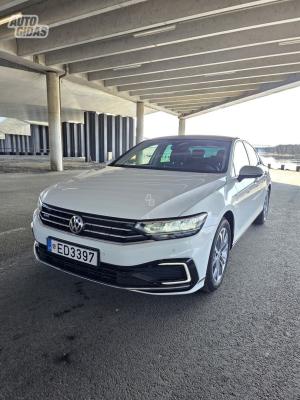 White Volkswagen Passat 2020 in Kaunas, with an engine capacity of 1.40 L and mileage of 62 thousand km for 21750 €, photo 4 on AUTOMOTO.COM.LV