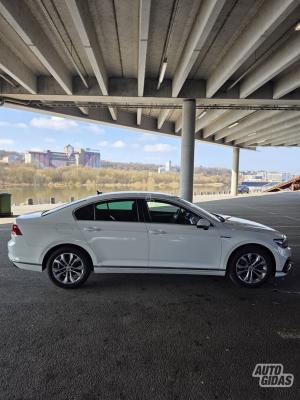 White Volkswagen Passat 2020 in Kaunas, with an engine capacity of 1.40 L and mileage of 62 thousand km for 21750 €, photo 6 on AUTOMOTO.COM.LV