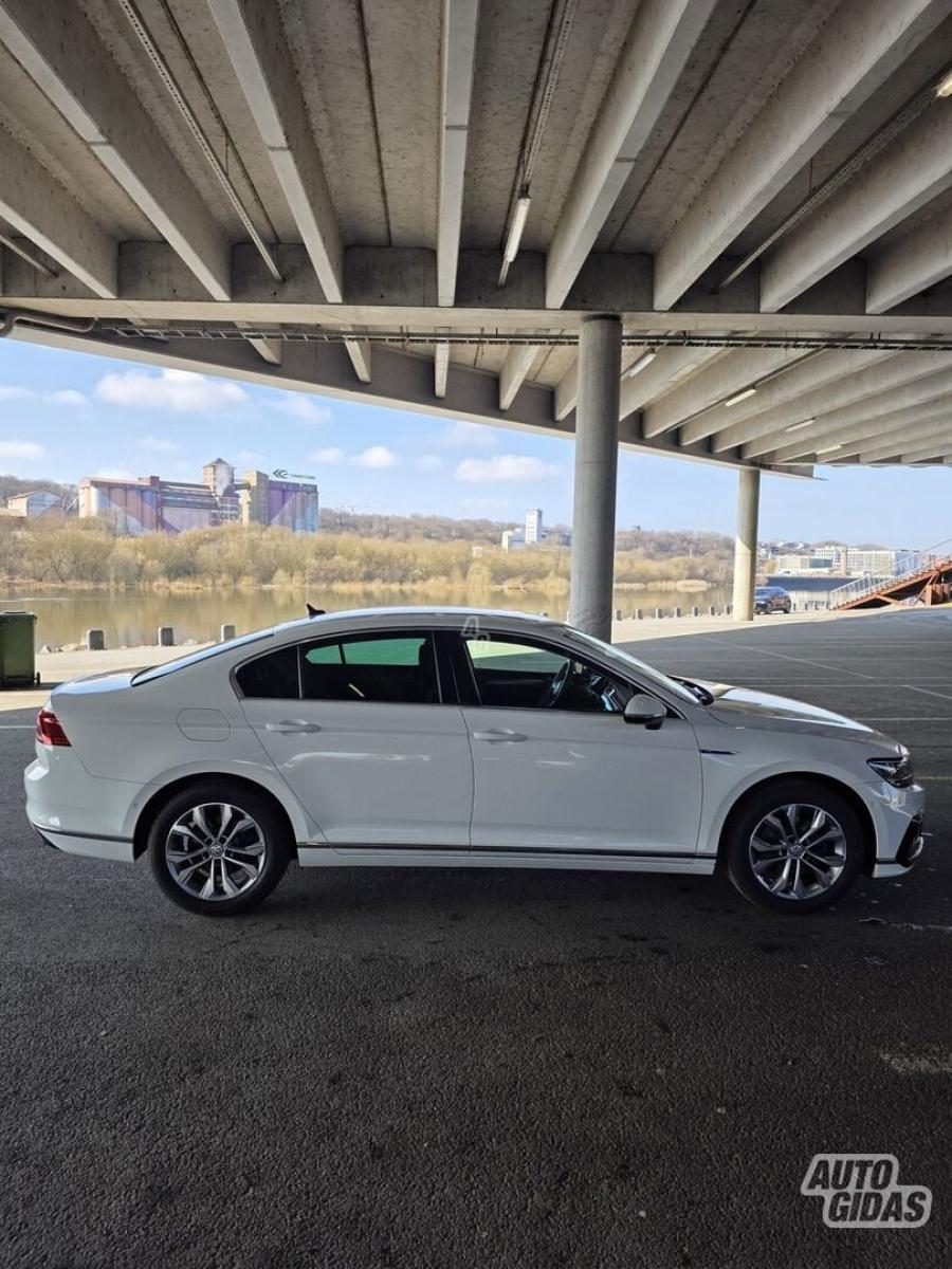 White Volkswagen Passat 2020 in Kaunas, with an engine capacity of 1.40 L and mileage of 62 thousand km for 21750 €, photo 6 on AUTOMOTO.COM.LV