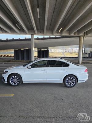 White Volkswagen Passat 2020 in Kaunas, with an engine capacity of 1.40 L and mileage of 62 thousand km for 21750 €, photo 7 on AUTOMOTO.COM.LV