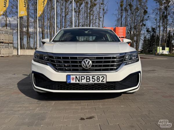 White Volkswagen Passat 2020 in Kaunas, with an engine capacity of 2.00 L and mileage of 100 thousand km for 16500 €, photo 1 on AUTOMOTO.COM.LV