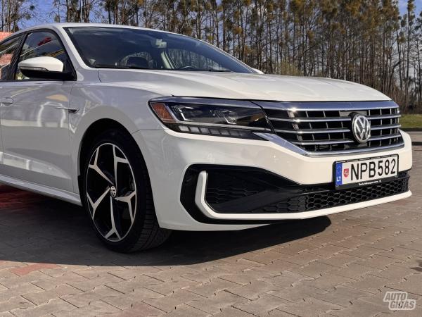 White Volkswagen Passat 2020 in Kaunas, with an engine capacity of 2.00 L and mileage of 100 thousand km for 16500 €, photo 3 on AUTOMOTO.COM.LV