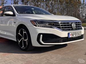 White Volkswagen Passat 2020 in Kaunas, with an engine capacity of 2.00 L and mileage of 100 thousand km for 16500 €, photo 4 on AUTOMOTO.COM.LV