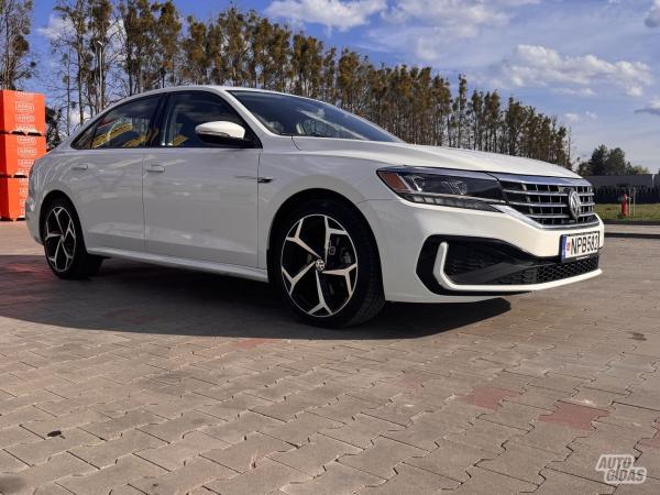 White Volkswagen Passat 2020 in Kaunas, with an engine capacity of 2.00 L and mileage of 100 thousand km for 16500 €, photo 4 on AUTOMOTO.COM.LV