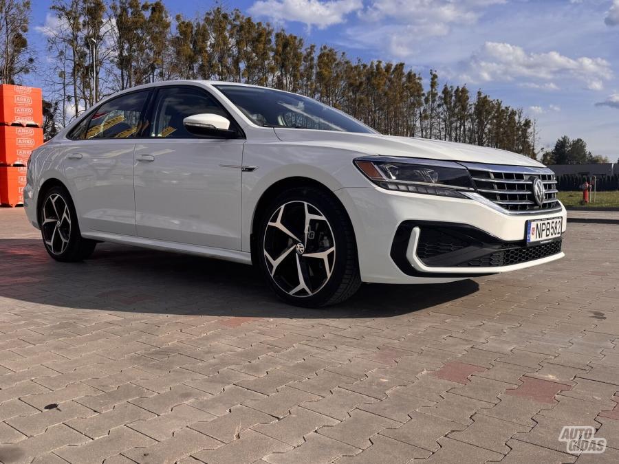 White Volkswagen Passat 2020 in Kaunas, with an engine capacity of 2.00 L and mileage of 100 thousand km for 16500 €, photo 5 on AUTOMOTO.COM.LV