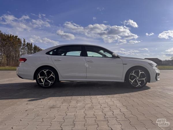 White Volkswagen Passat 2020 in Kaunas, with an engine capacity of 2.00 L and mileage of 100 thousand km for 16500 €, photo 5 on AUTOMOTO.COM.LV