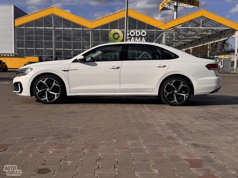 White Volkswagen Passat 2020 in Kaunas, with an engine capacity of 2.00 L and mileage of 100 thousand km for 16500 €, photo 8 on AUTOMOTO.COM.LV