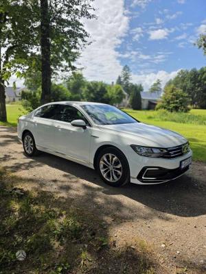 White Volkswagen Passat 2020 in Kaunas, with an engine capacity of 1.40 L and mileage of 63 thousand km for 18999 €, photo 1 on AUTOMOTO.COM.LV