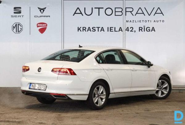 White Volkswagen Passat 2021 in Riga, with an engine capacity of 1.50 L and mileage of 115 thousand km for 19000 €, photo 2 on AUTOMOTO.COM.LV