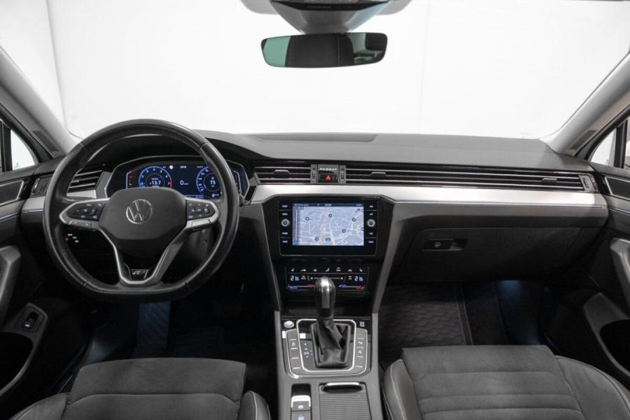 White Volkswagen Passat 2021 in Vilnius, with an engine capacity of 1.50 L and mileage of 84 thousand km for 21900 €, photo 10 on AUTOMOTO.COM.LV