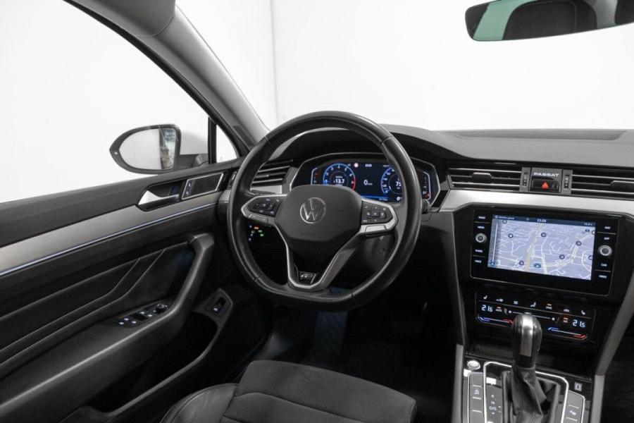 White Volkswagen Passat 2021 in Vilnius, with an engine capacity of 1.50 L and mileage of 84 thousand km for 21900 €, photo 11 on AUTOMOTO.COM.LV