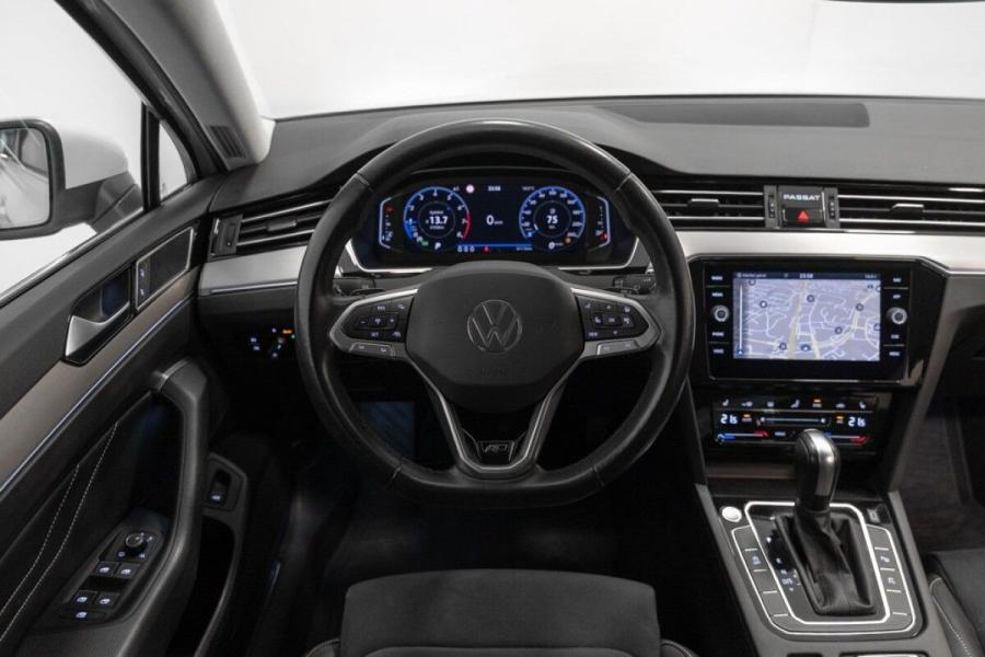 White Volkswagen Passat 2021 in Vilnius, with an engine capacity of 1.50 L and mileage of 84 thousand km for 21900 €, photo 12 on AUTOMOTO.COM.LV