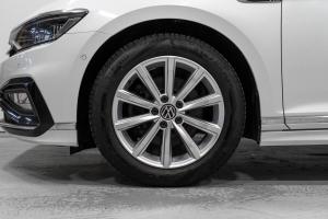 White Volkswagen Passat 2021 in Vilnius, with an engine capacity of 1.50 L and mileage of 84 thousand km for 21900 €, photo 23 on AUTOMOTO.COM.LV