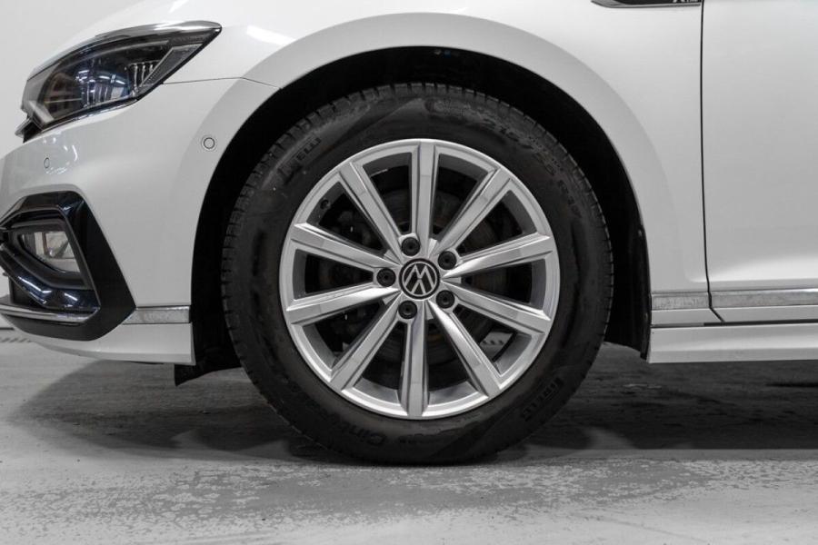 White Volkswagen Passat 2021 in Vilnius, with an engine capacity of 1.50 L and mileage of 84 thousand km for 21900 €, photo 23 on AUTOMOTO.COM.LV