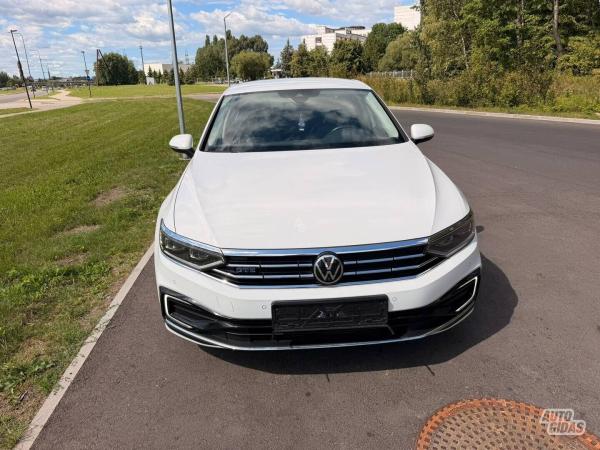 White Volkswagen Passat 2021 in Kaunas, with an engine capacity of 1.40 L and mileage of 110 thousand km for 17900 €, photo 3 on AUTOMOTO.COM.LV