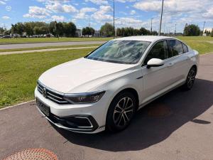 White Volkswagen Passat 2021 in Kaunas, with an engine capacity of 1.40 L and mileage of 110 thousand km for 17950 €, photo 1 on AUTOMOTO.COM.LV