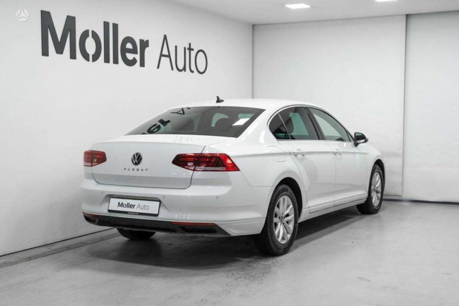 White Volkswagen Passat 2022 in Vilnius, with an engine capacity of 1.50 L and mileage of 111 thousand km for 18500 €, photo 4 on AUTOMOTO.COM.LV