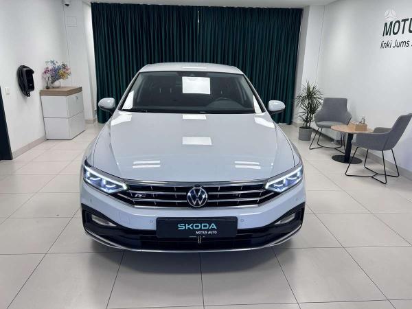 White Volkswagen Passat 2022 in Vilnius, with an engine capacity of 1.50 L and mileage of 100 thousand km for 19999 €, photo 3 on AUTOMOTO.COM.LV
