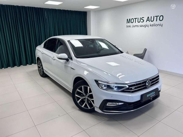White Volkswagen Passat 2022 in Vilnius, with an engine capacity of 1.50 L and mileage of 100 thousand km for 19999 €, photo 4 on AUTOMOTO.COM.LV