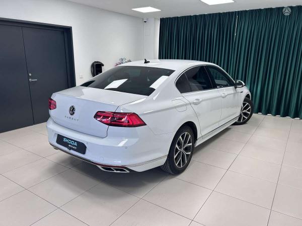 White Volkswagen Passat 2022 in Vilnius, with an engine capacity of 1.50 L and mileage of 100 thousand km for 19999 €, photo 5 on AUTOMOTO.COM.LV