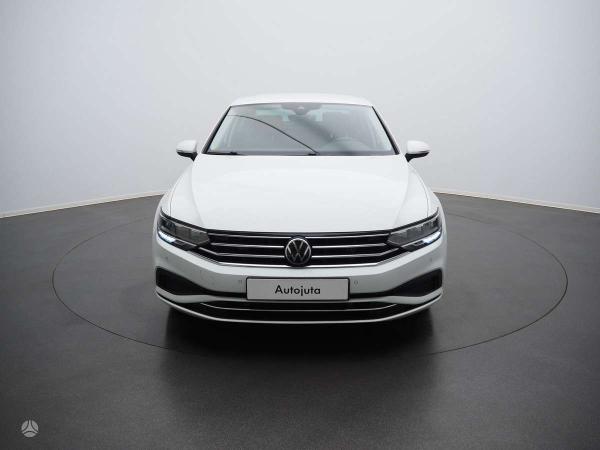 Volkswagen Passat 2022 Viļņa vietnē Balts Volkswagen Passat 2022 Viļņa, ar dzinēja tilpumu 1.50 L un nobraukumu 85 tūkst. km par 16600 €, foto 3 vietnē AUTOMOTO.COM.LV