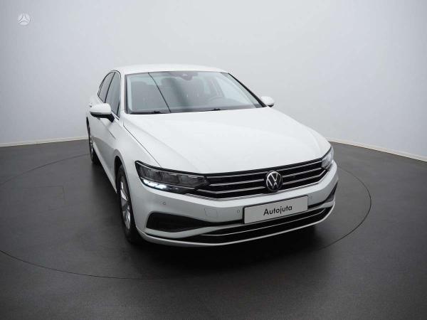Volkswagen Passat 2022 Viļņa vietnē Balts Volkswagen Passat 2022 Viļņa, ar dzinēja tilpumu 1.50 L un nobraukumu 85 tūkst. km par 16600 €, foto 4 vietnē AUTOMOTO.COM.LV