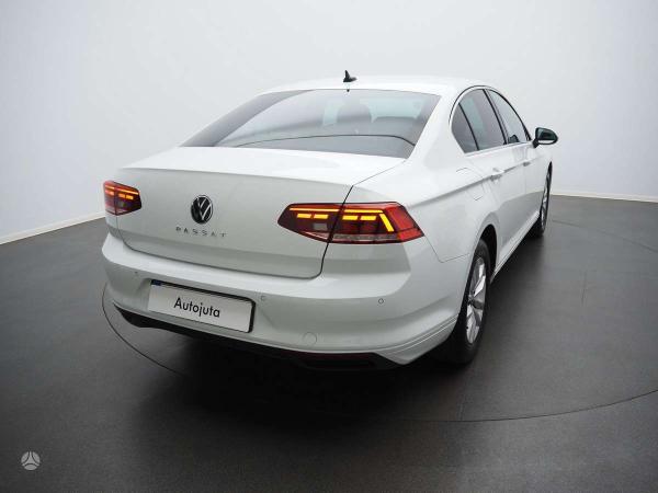 Volkswagen Passat 2022 Viļņa vietnē Balts Volkswagen Passat 2022 Viļņa, ar dzinēja tilpumu 1.50 L un nobraukumu 85 tūkst. km par 16600 €, foto 5 vietnē AUTOMOTO.COM.LV