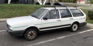 Balts Volkswagen Passat 1988 Viļņa, ar dzinēja tilpumu 1.78 L un nobraukumu 300 tūkst. km par 1700 €, foto  vietnē AUTOMOTO.COM.LV