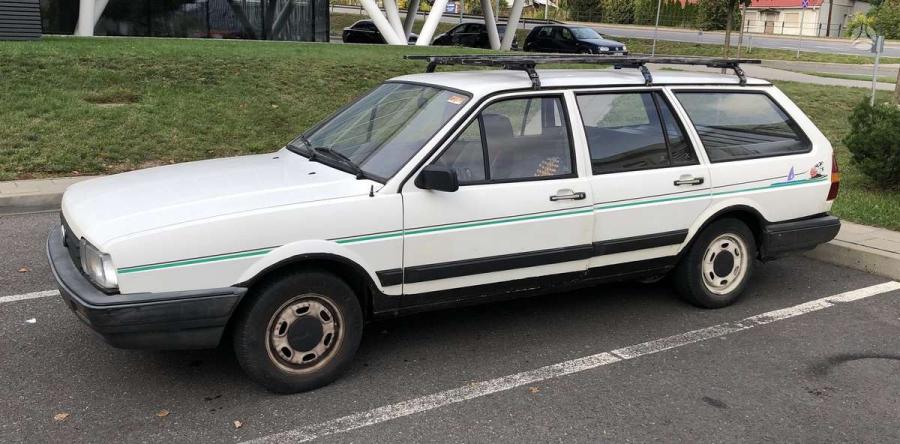 Balts Volkswagen Passat 1988 Viļņa, ar dzinēja tilpumu 1.78 L un nobraukumu 300 tūkst. km par 1700 €, foto 1 vietnē AUTOMOTO.COM.LV